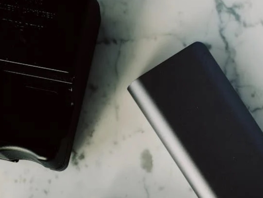 What is the structure of the cell phone battery pack?